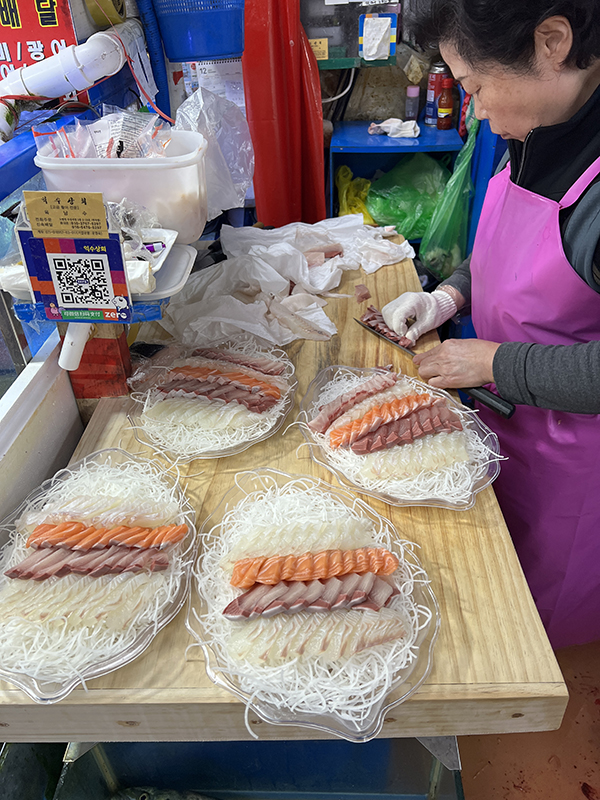 Eating at Noryangjin Fish Market, Hwe in progress | My Annoying Opinions